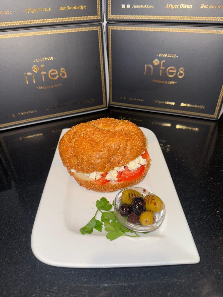 Simit Sandwich - Simit Broodje met Turkse Witte Kaas en Tomaat - Nfes ...