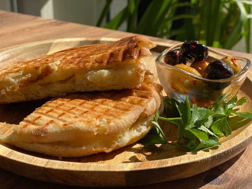 Kaṣar Peynirli Tost - Tosti Turkse Kaas - Nfes - Baklava & Café